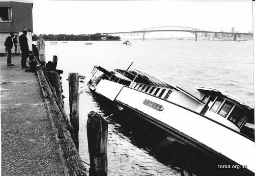 1998 Toroa sinks at Birkenhead – Steam Ferry Toroa