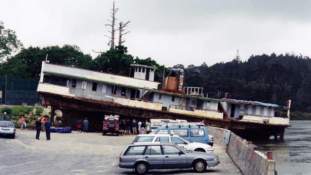2001 Toroa brought ashore at Henderson in a triumph of Kiwi maritime ...